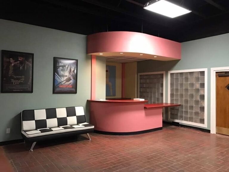 19 Fantabulous 80s Party Outfit Ideas To Throw It Back In Style - Peerspace