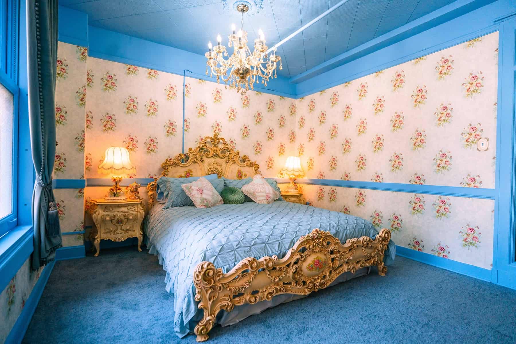 11 Vibey Motel Photoshoot Ideas For Your Instagram - Peerspace