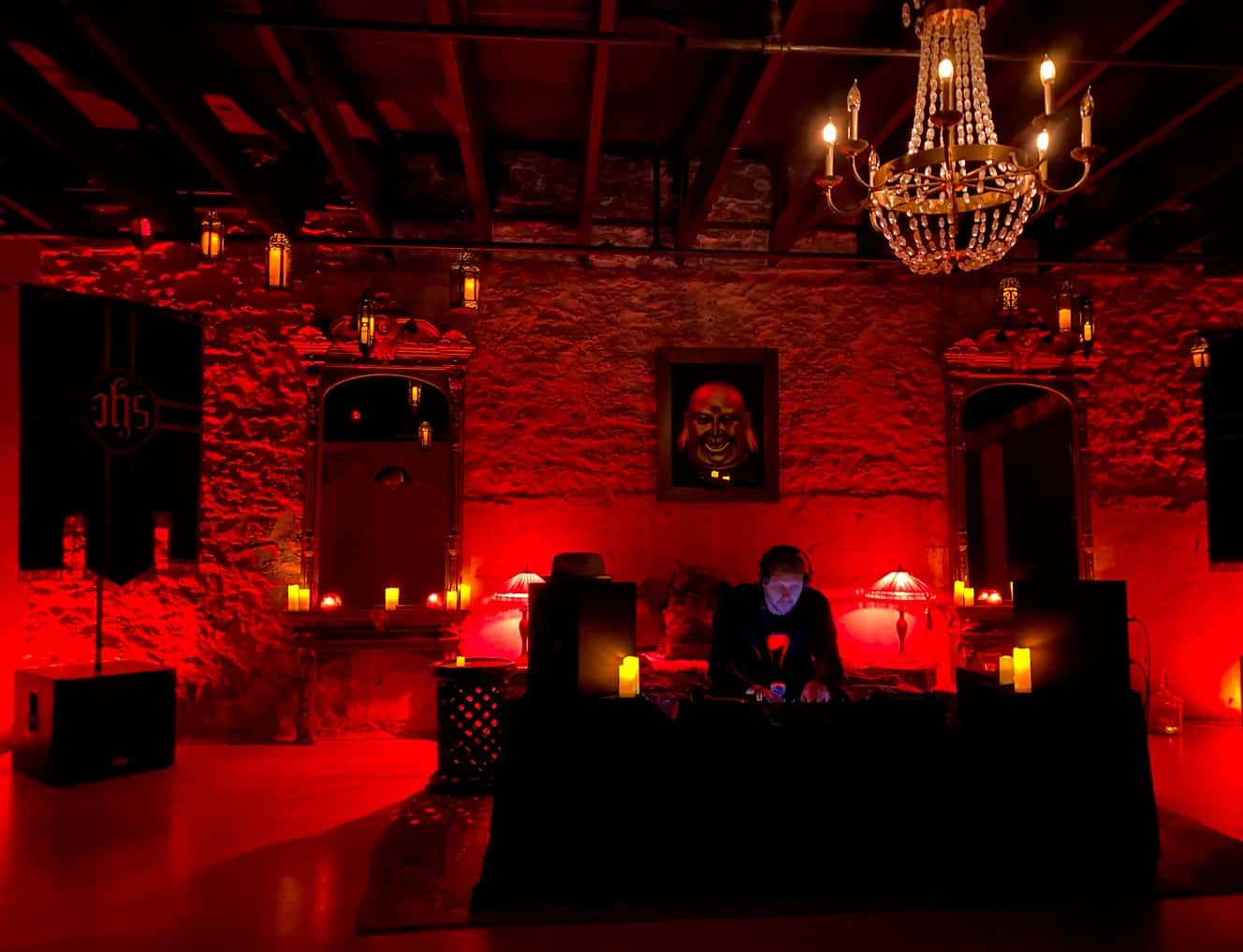 15 Super Fun Y2K Party Ideas - Peerspace