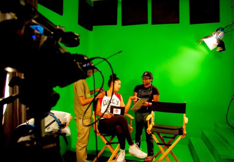 7 Helpful Green Screen Tips to Ace Your Next Shoot - Peerspace
