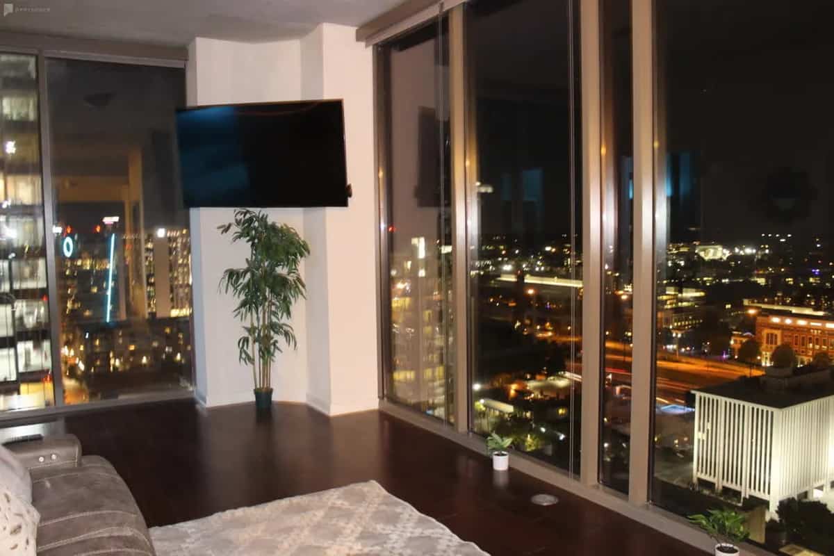 12 Chic City Photoshoot Ideas - Peerspace