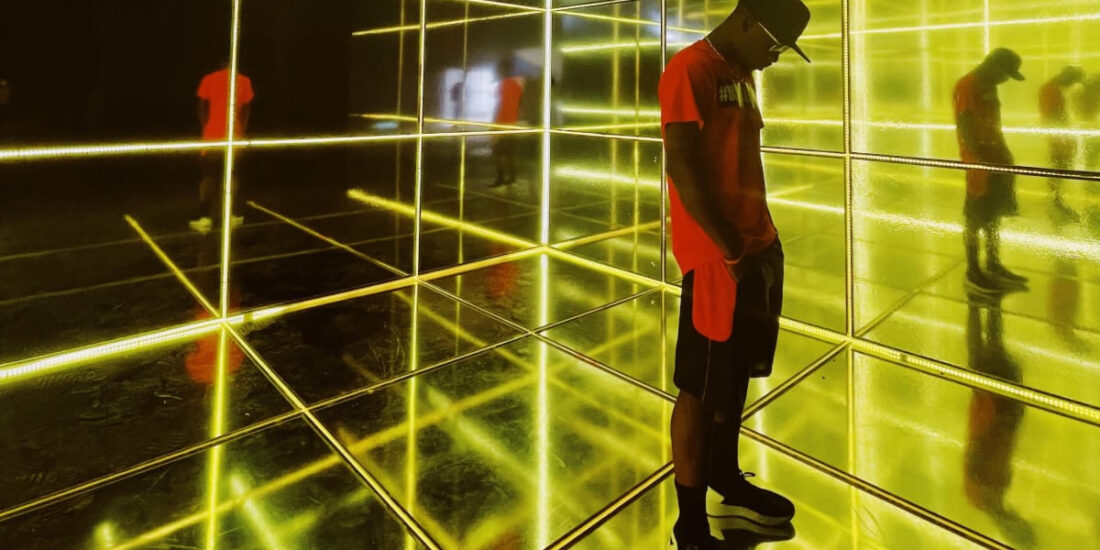 12 Inspired Mirror Photoshoot Ideas - Peerspace