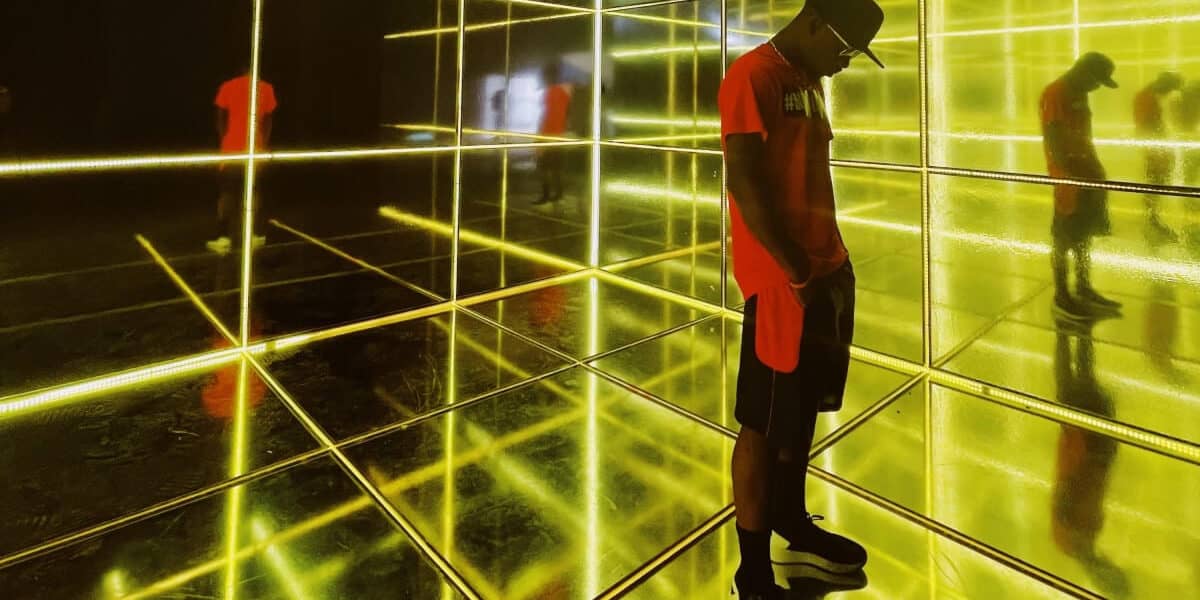 12 Inspired Mirror Photoshoot Ideas - Peerspace