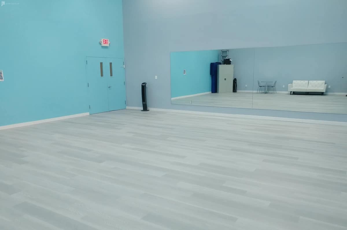 12 Inspired Mirror Photoshoot Ideas - Peerspace