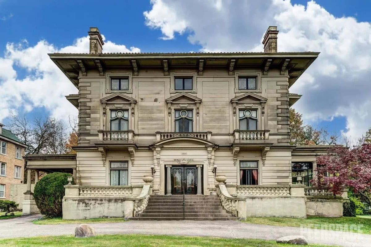 How Much Does It Cost to Rent a Mansion? - Peerspace