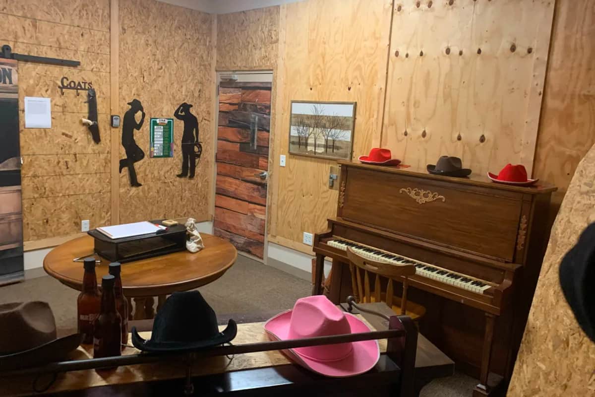 13 Awesome Western Theme Party Ideas - Peerspace