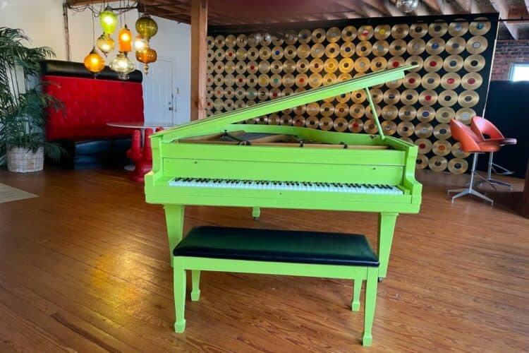 10 Groovy 70s Photoshoot Ideas - Peerspace