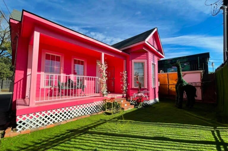 10 Dreamy Pink Aesthetic Room Ideas - Peerspace