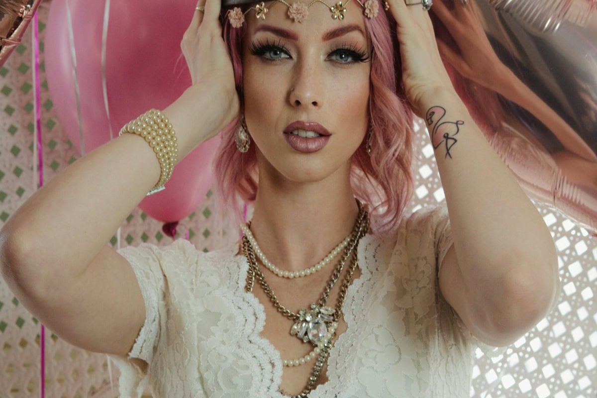 19 Fantabulous 80s Party Outfit Ideas To Throw It Back In Style - Peerspace