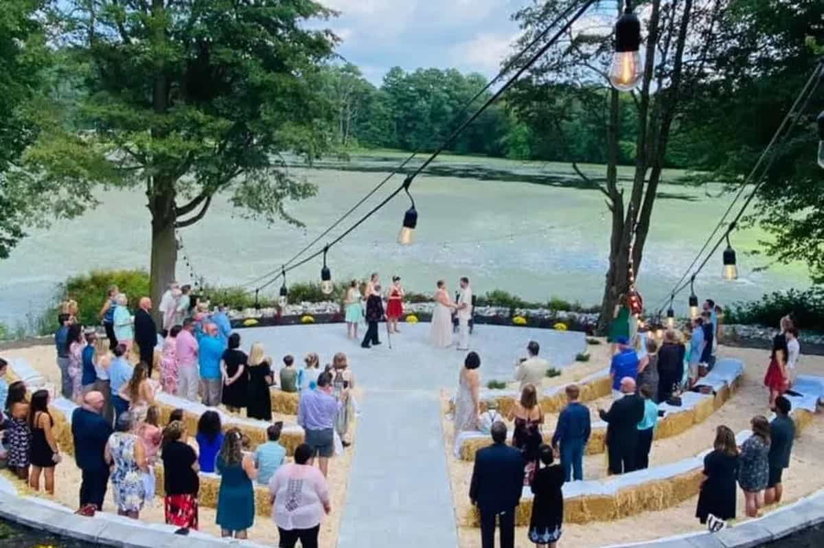 12 Unique April Wedding Ideas: From Venues To Decor & Beyond - Peerspace