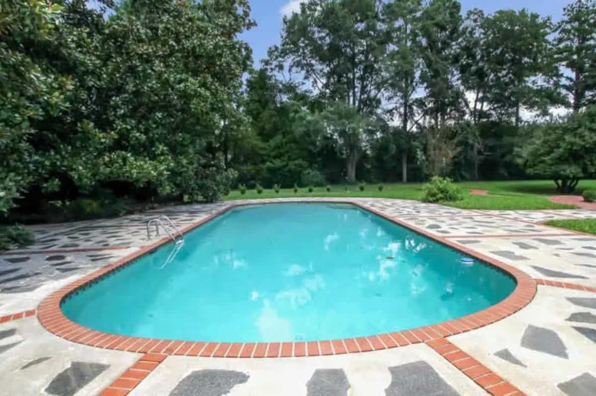 12 Fun Pool Photoshoot Ideas - Peerspace