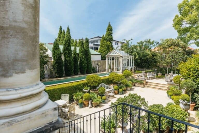 18 Creative Pool Party Themes For Adults - Peerspace