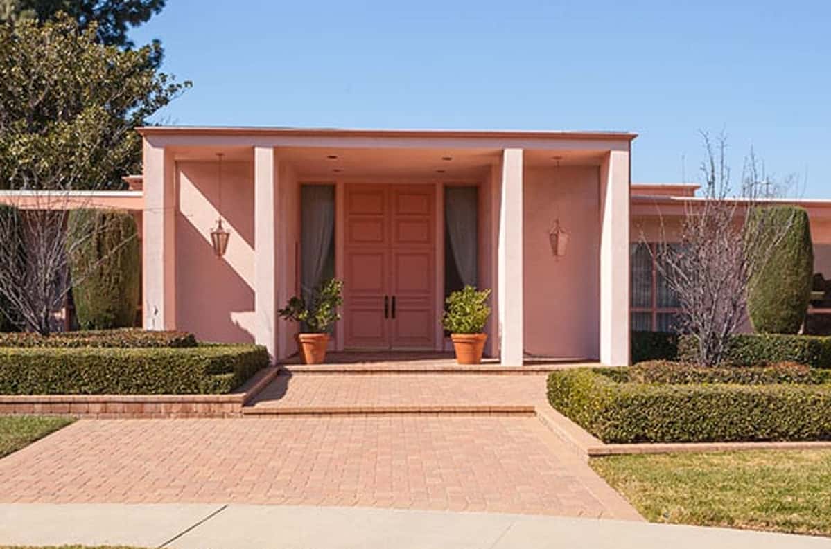 10 Pink Photoshoot Ideas That Are Bubblegum Perfection - Peerspace