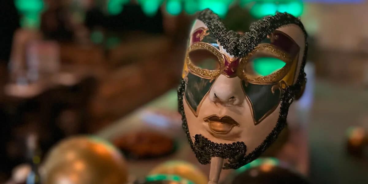 13 Smashing Masquerade Party Ideas For Adults - Peerspace