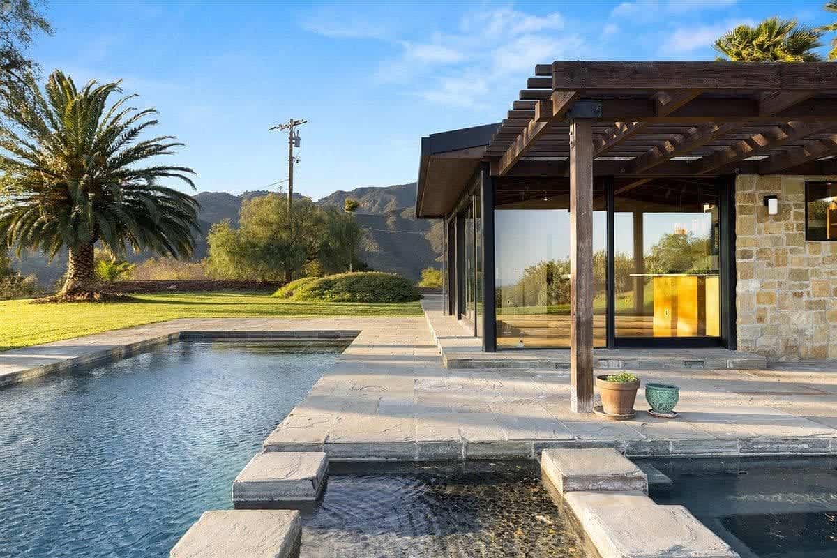 8 Interesting Performance Art Ideas (2025) - Peerspace