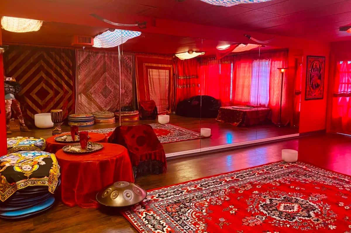 Planning A Red Wedding Theme: Tips & Tricks For The Perfect Day - Peerspace