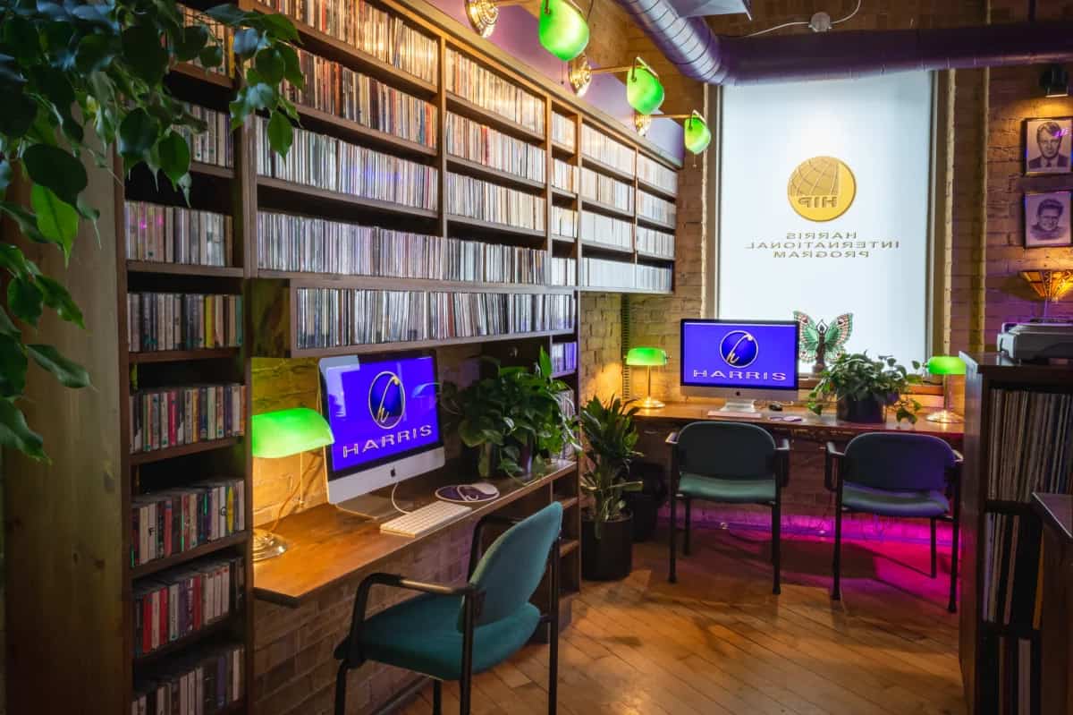 11 Fun Friend Photoshoot Ideas To Get The Group Together - Peerspace