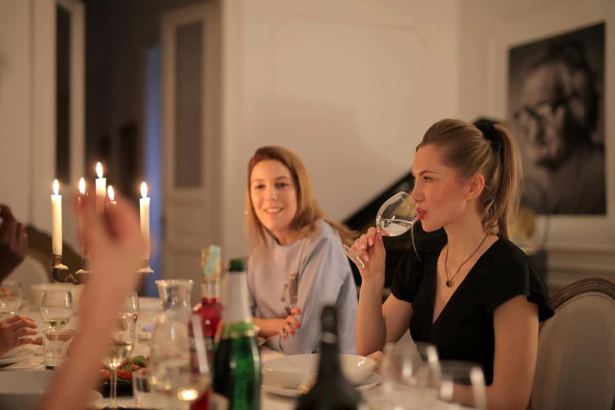 Who to Invite to a Dinner Party: Creating the Perfect Mix - Peerspace